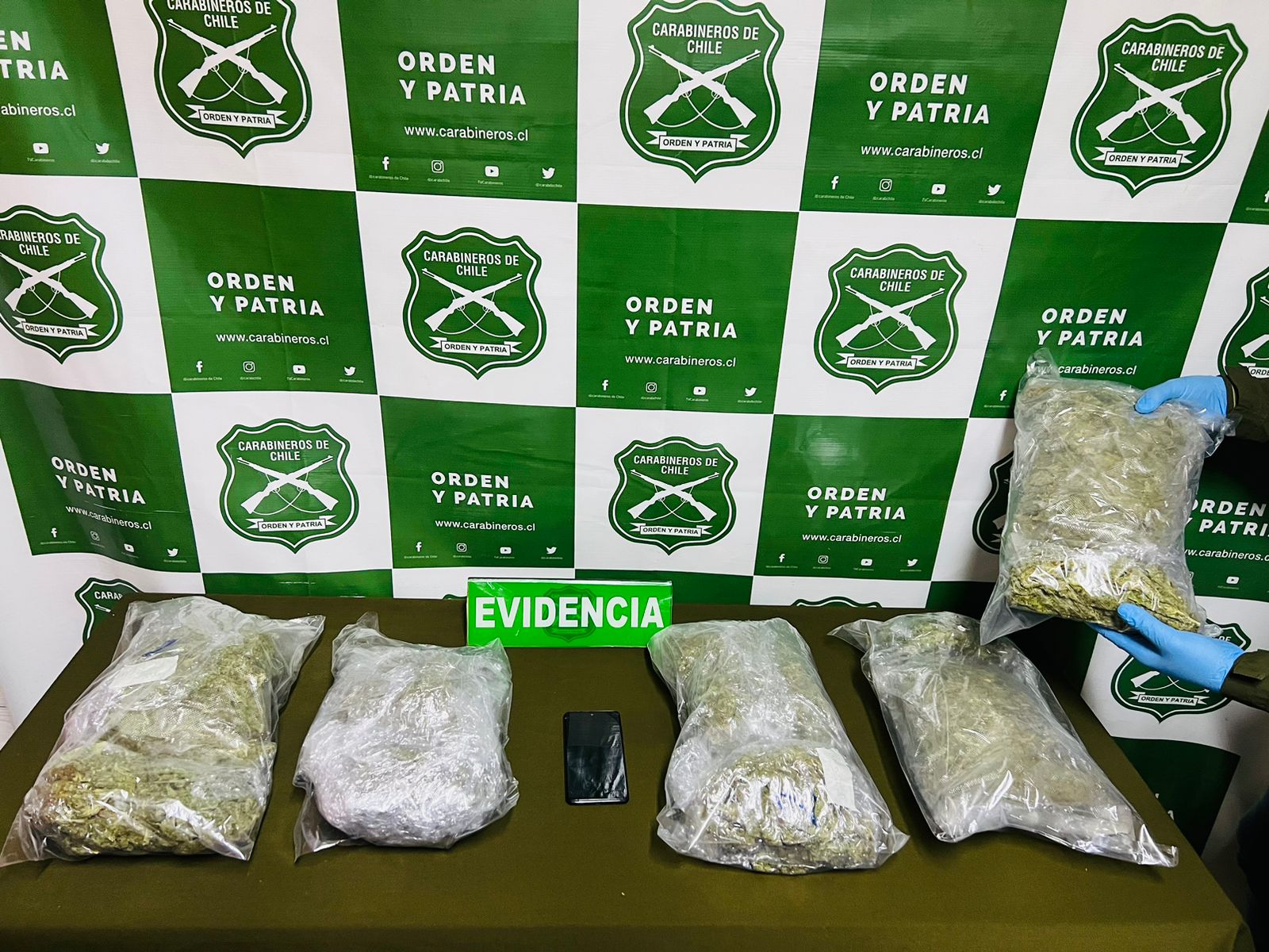 Carabineros del OS7 incautó más de 5 kilos de marihuana y otras sustancias alucinógenas en 2 ...