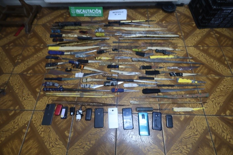 Incautan 89 armas blancas y 10 celulares en el complejo penitenciario de Valdivia - Diario El Ranco